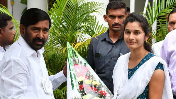 Babburi Shirisha: Babburi Shirisha breaks glass ceiling: First woman ...