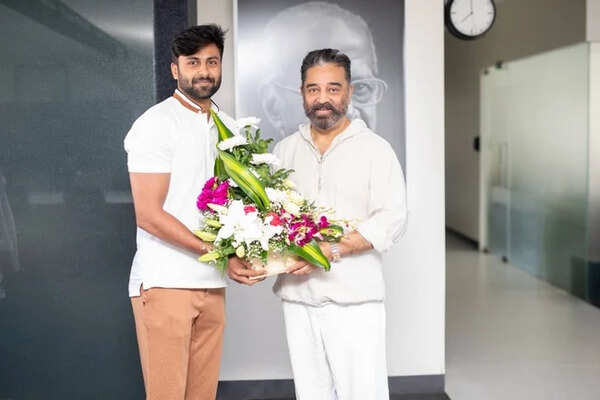 Kamal Haasan calls Kovai Sarala 'Nadipin Ratchasi' after watching the ...