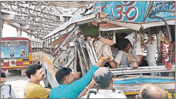 Howrah: 12 Injured In Head-on Collision Of 2 Buses On Howrah Bridge ...