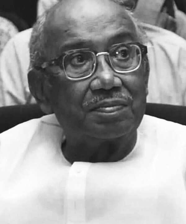 Srijit Mukherji pays tribute to Tarun Majumdar | Bengali Movie News ...