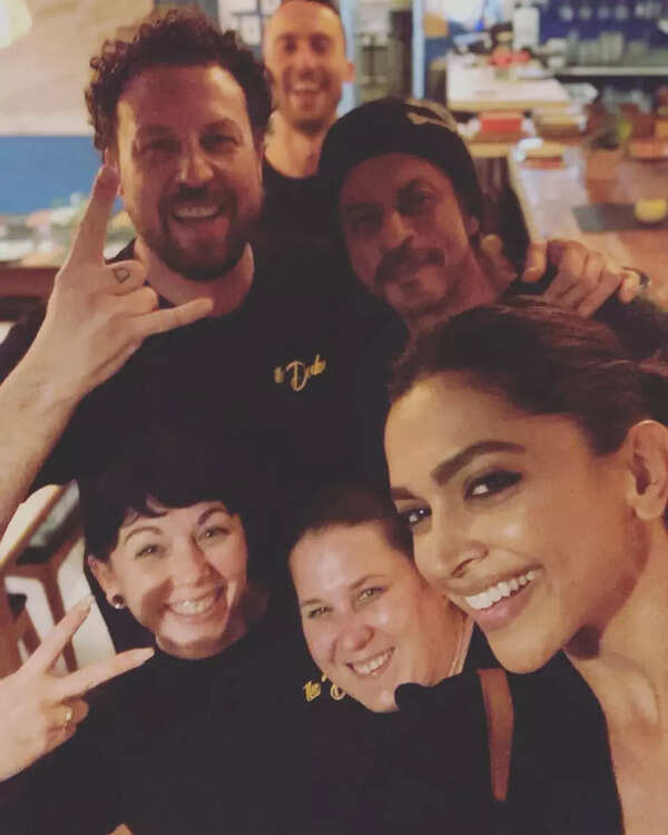 Shah Rukh Khan and Deepika Padukone pose with fans on the sets of ...