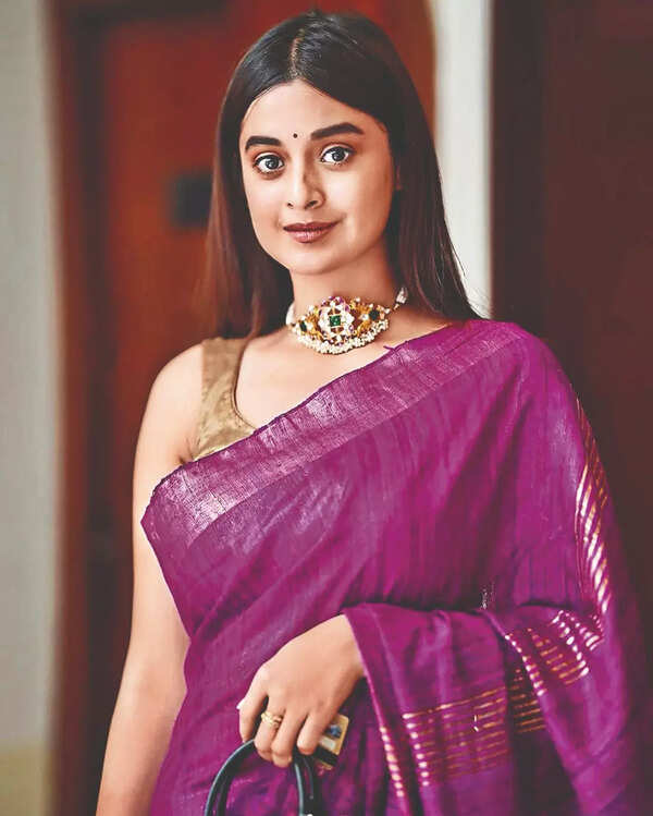 Tolly divas turn heads in gorgeous shades of pink ahead of Pujo ...