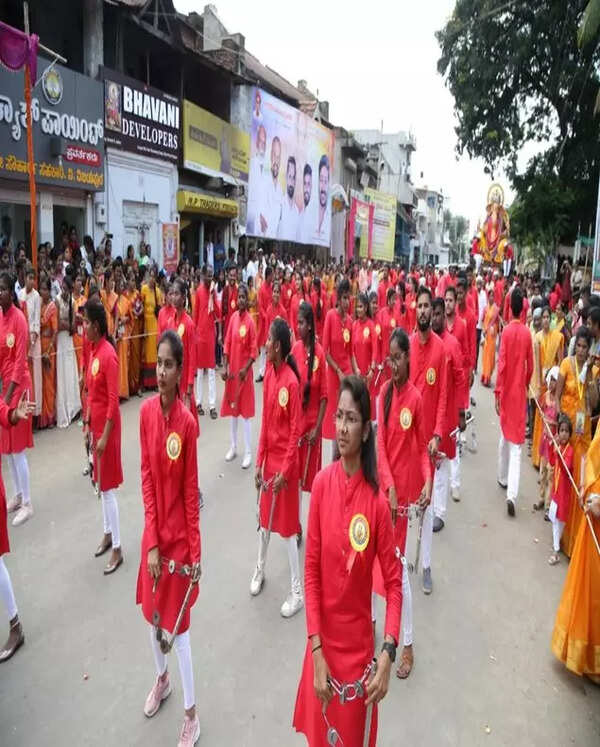 Lezim: Lezim Team Adds Glitter To Ganesha Immersion Procession In ...