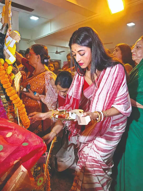 Adda, pandal-hopping & family time: Durga Puja 2022 is a hit with ...