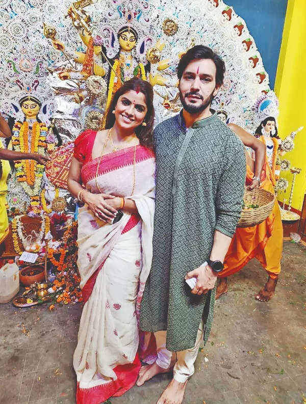 Adda, pandal-hopping & family time: Durga Puja 2022 is a hit with ...