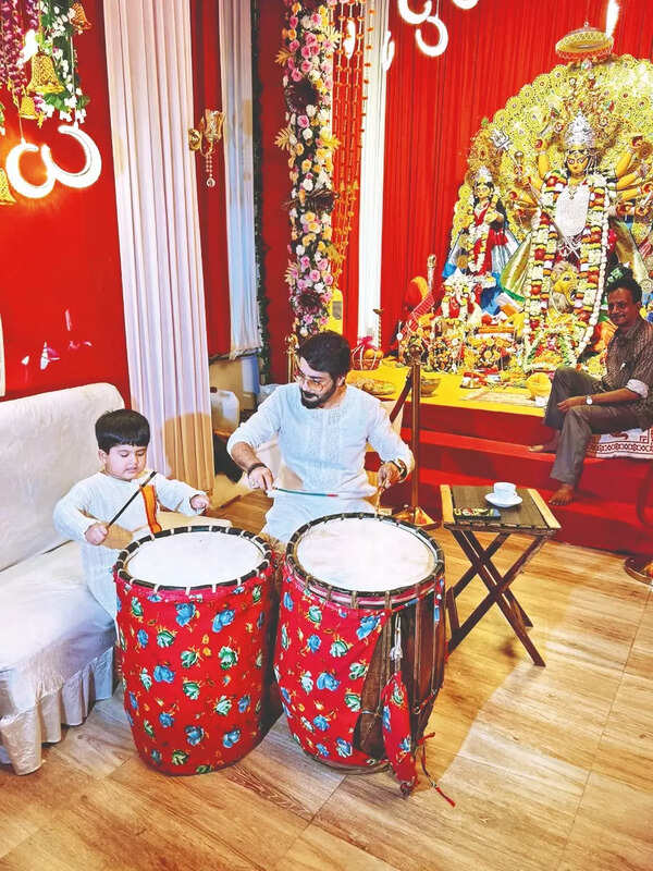 Adda, pandal-hopping & family time: Durga Puja 2022 is a hit with ...
