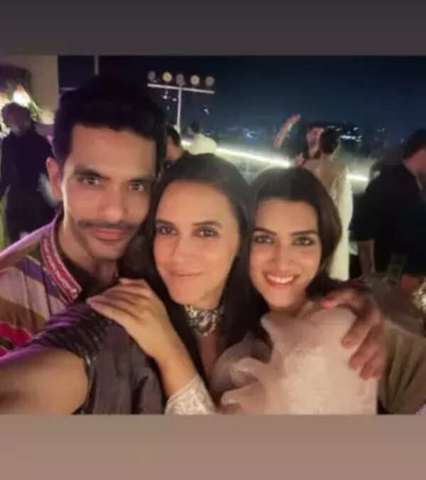 Aditya Roy Kapur, Ananya Panday add fuel to the rumours of their brewing romance, at Manish ...