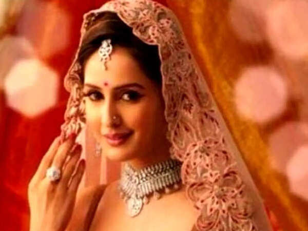 Chahatt Khanna stuns fans as she flaunts her midriff in a blue bralette; netizens react