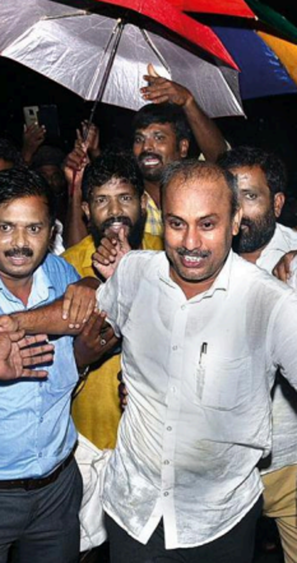 Tamil Nadu: Tamil Nadu: All life convicts in Rajiv Gandhi case out of jail | Chennai News ...