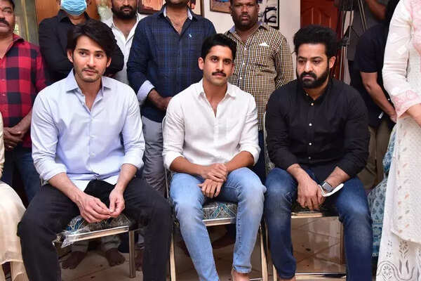Ghattamaneni Krishna Funeral: Allu Arjun and Vijay Devarakonda among others condole with Mahesh ...