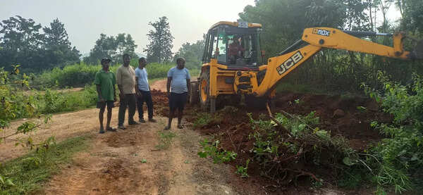 Andhra Pradesh: Auto-rickshaw drivers repair road on their own in ...