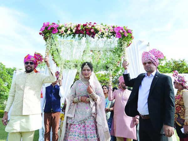 Kamna Pathak Wedding Pictures: Exclusive wedding pictures of Happu Ki ...