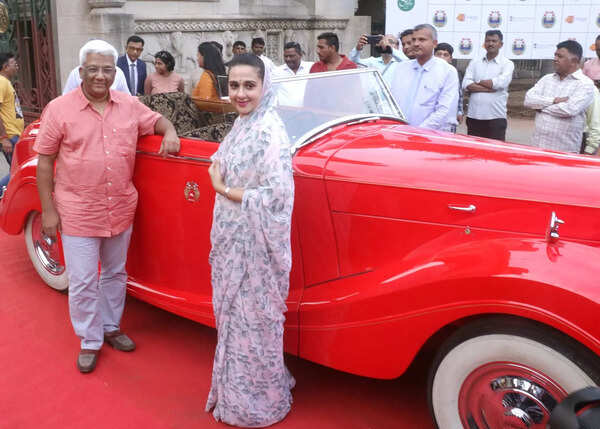 Vadodara: 60 years on, Gaekwads reunite with 'maharani'; homecoming for ...