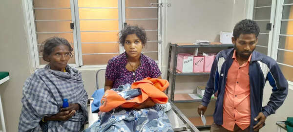 Sukma: Jawans In Sukma Carry Pregnant Woman On Cot, Help Her Reach Hosp ...