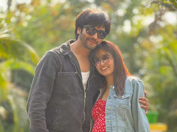 Palkon Ki Chhaon Mein fame Ashish Dixit enjoys New Year break with wife Shweta exploring ...
