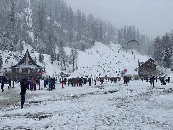 Light snow brings cheers to tourists in Shimla, 200 roads in Himachal ...