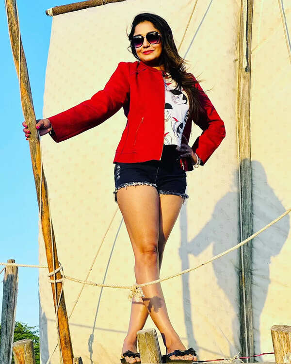 Sayantani: Visiting Mandavi beach and Kutch desert was an exhilarating experience | Bengali ...