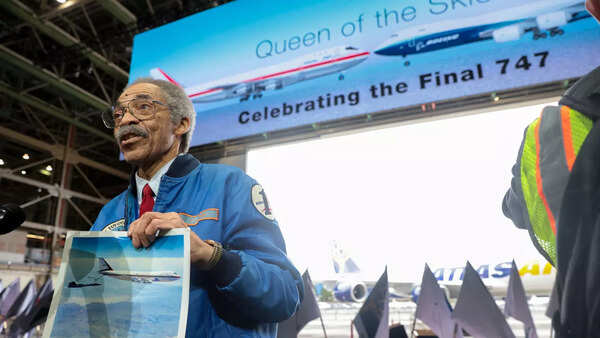 Boeing bids farewell to 'queen of the skies', delivers last 747 jumbo ...