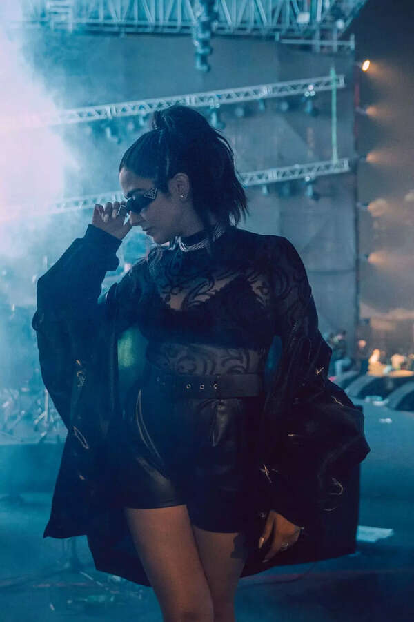 Jonita Gandhi leaves fans awestruck with her infectious energy ...