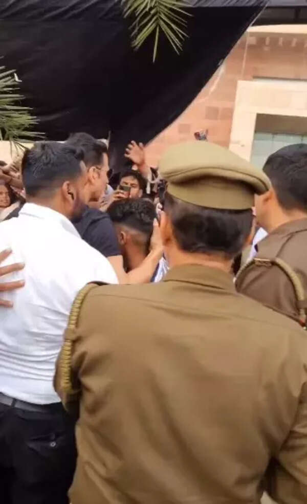 Security tackles a fan who jumped barricades to meet Akshay Kumar; here ...