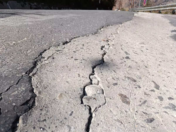 Joshimath SInking: Ahead of Char Dham yatra, fresh cracks spotted on ...