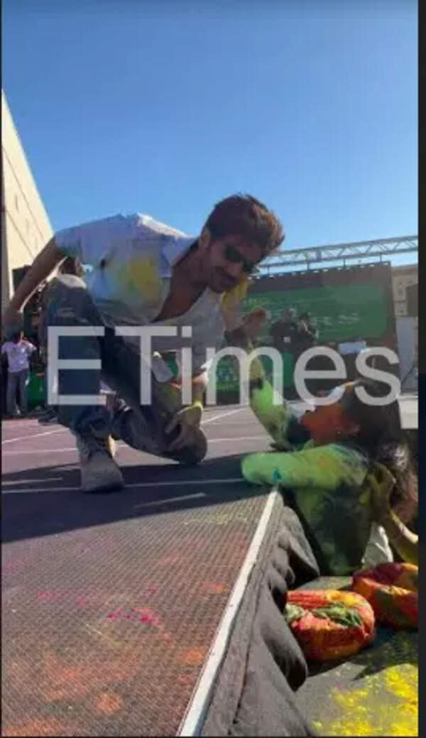 Kartik Aaryan celebrates Holi with a hysterical crowd in Dallas, USA ...