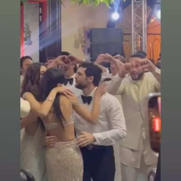 Ahaan Panday and Karan Mehta perform on 'I am the best' song in front of Shah Rukh Khan at ...