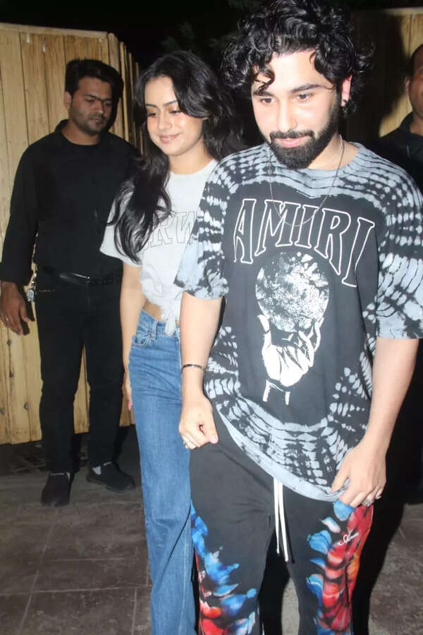 Ajay Devgn and Kajol's daughter Nysa Devgn spotted with Mouni Roy, Orry ...