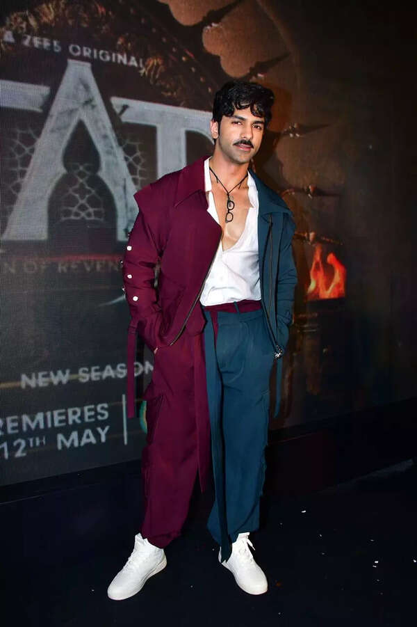 Dharmendra, Aditi Rao Hydari, Siddharth celebrate the success of Taj ...