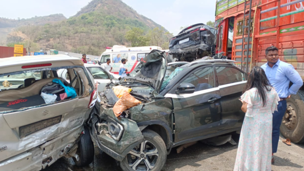 Truck and 11 cars in pile-up on Mumbai-Pune Expressway, 1 car spins and ...
