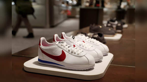 Nike fake Shoes Identification: 5 Ways to spot a fake Nike shoe