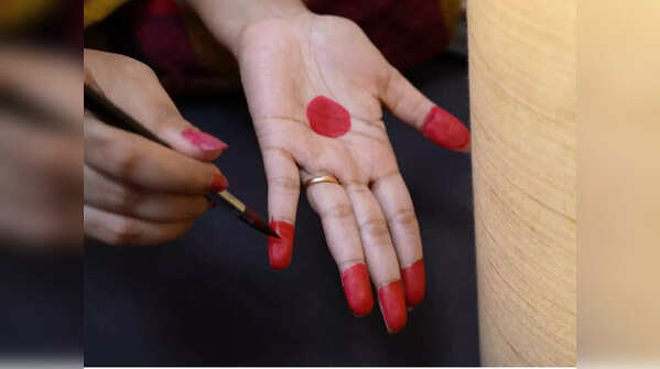 Significance of the beautiful tradition of applying alta on feet