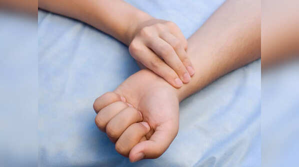 How to identify that someone around you is having a heart attack: 5 ...