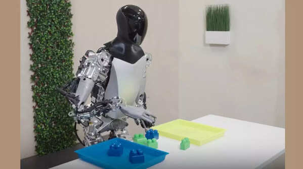 Tesla Optimus Robot Dance: From going for a walk to dancing like a pro ...