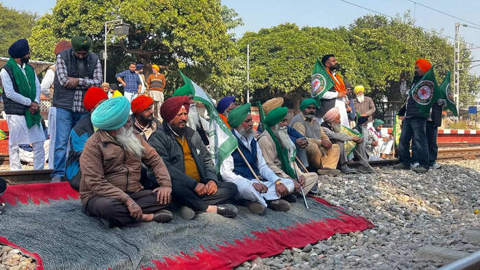 Farmers' Protest Live Updates: Farmers begin 'Rail Roko' protest across ...