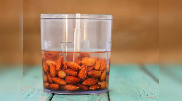 3 common mistakes to avoid while soaking almonds