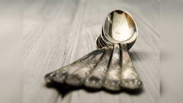 Cleaning Tips: 5 Simple tips to clean cutlery and crockery