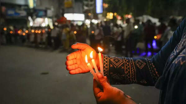 Kolkata rape-murder case: West Bengal unites in 'lights out' protest ...