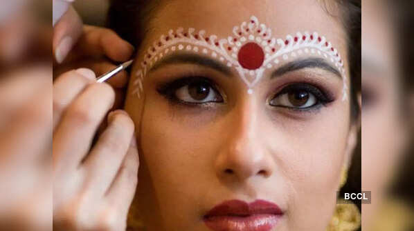 How to apply traditional Kolka Chandan Bindi like Bengali brides