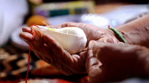 Do these 5 things during daily prayer to cleanse the aura of your home