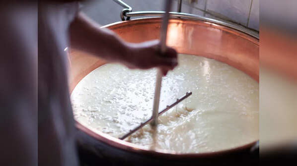 Which utensil is best for setting curd in summers?