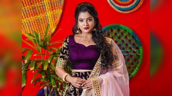 V J Chitra: From being a popular TV celeb to getting engaged recently ...