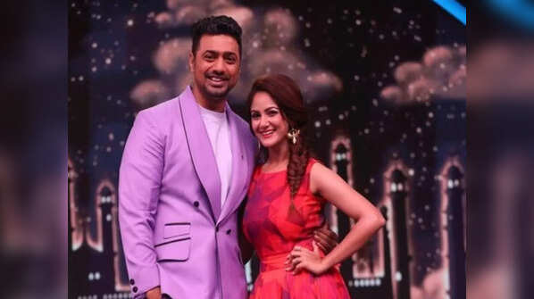 Dev, Monami Ghosh, Trina Saha and others enjoy candid moments amid hectic shoot; see BTS pics