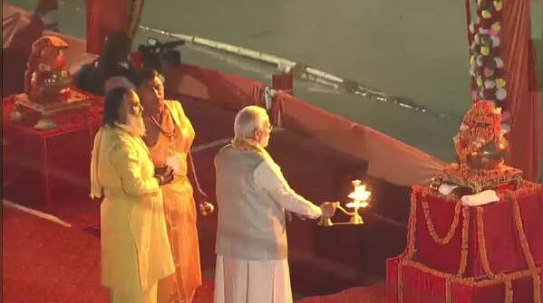 PM Narendra Modi visits Ayodhya , participates in Deepotsav