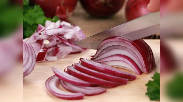 8 lesser known benefits of eating onions and their health benefits