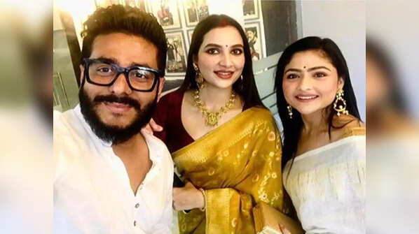 Celebs Arijit Singh, Parambrata Chattopadhyay, and Rituparna Sengupta ...