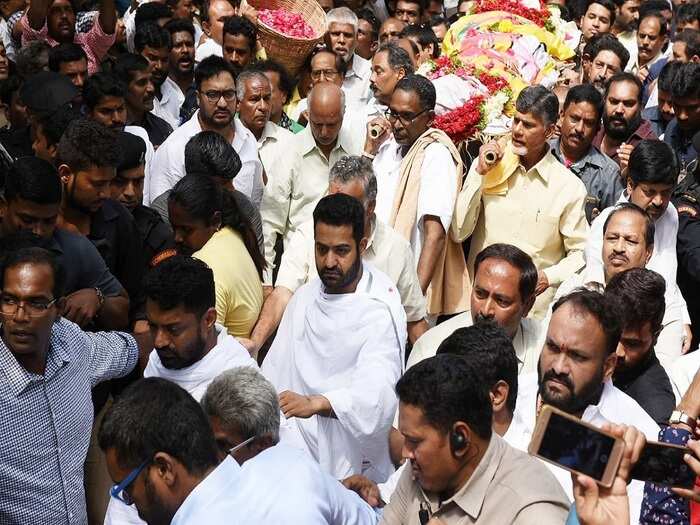 Nandamuri Harikrishna funeral: Junior NTR and CM Chandrababu Naidu in Nandamuri Harikrishna's ...