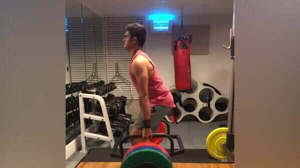 Arjun Tendulkar's mirror selfie flaunting six-pack abs goes viral; let ...