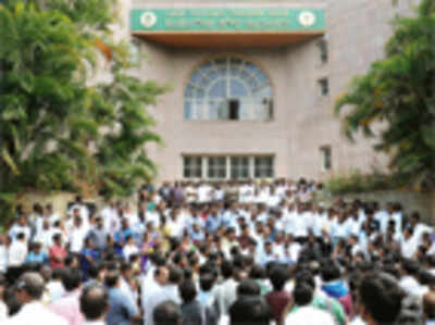 2,000 BBMP employees unite to protest against RTI activist