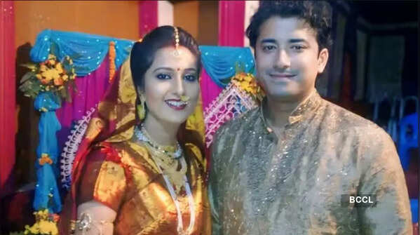 Amidst the divorce speculations, take a look at Rishi Kaushik’s married ...
